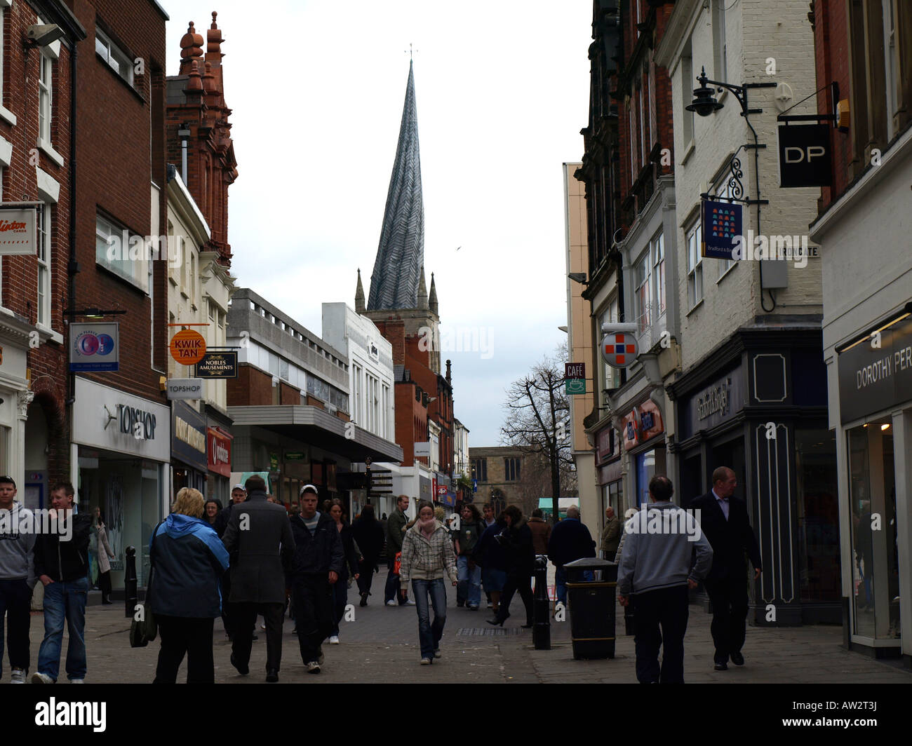 die High Street mit dem berühmten Schiefen Turm im Hintergrund in ...