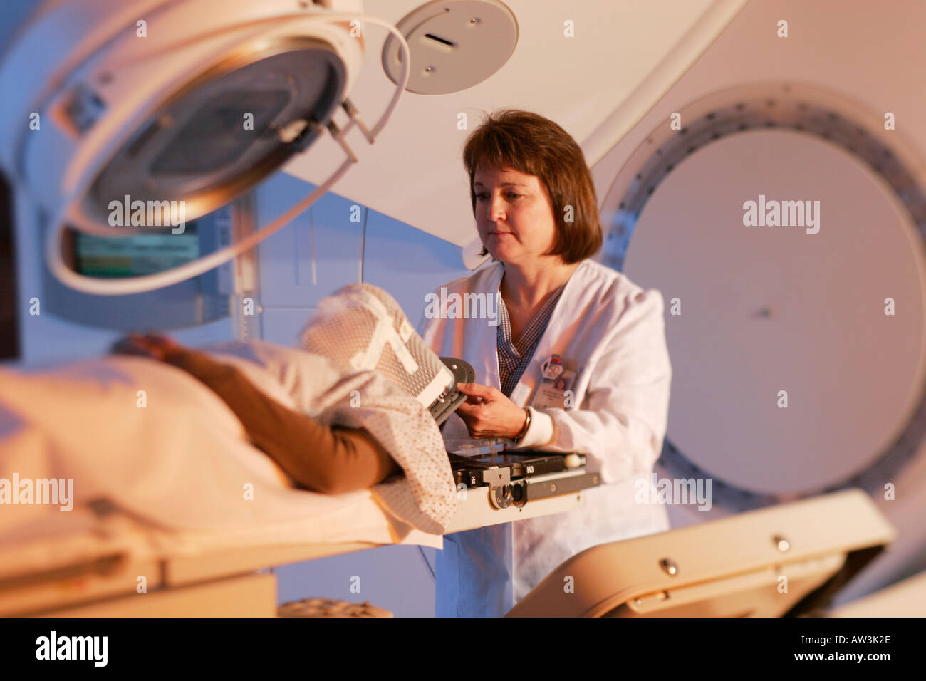 Linear accelerator therapy -Fotos und -Bildmaterial in hoher Auflösung – Alamy