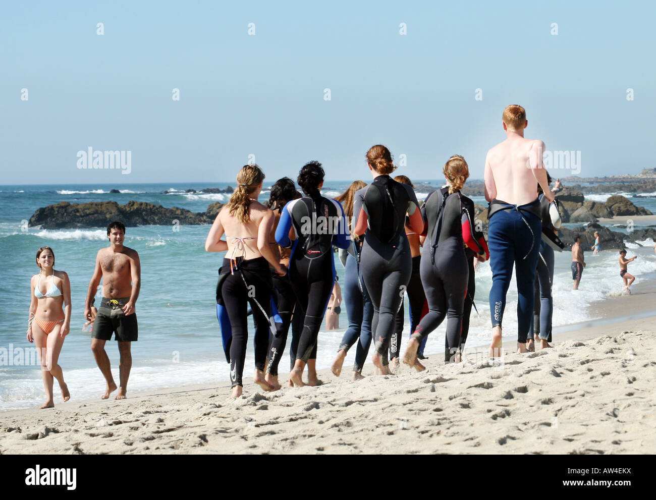 Jugendliche in der Surfschule am Strand, Afife, Nordportugal ausüben ...