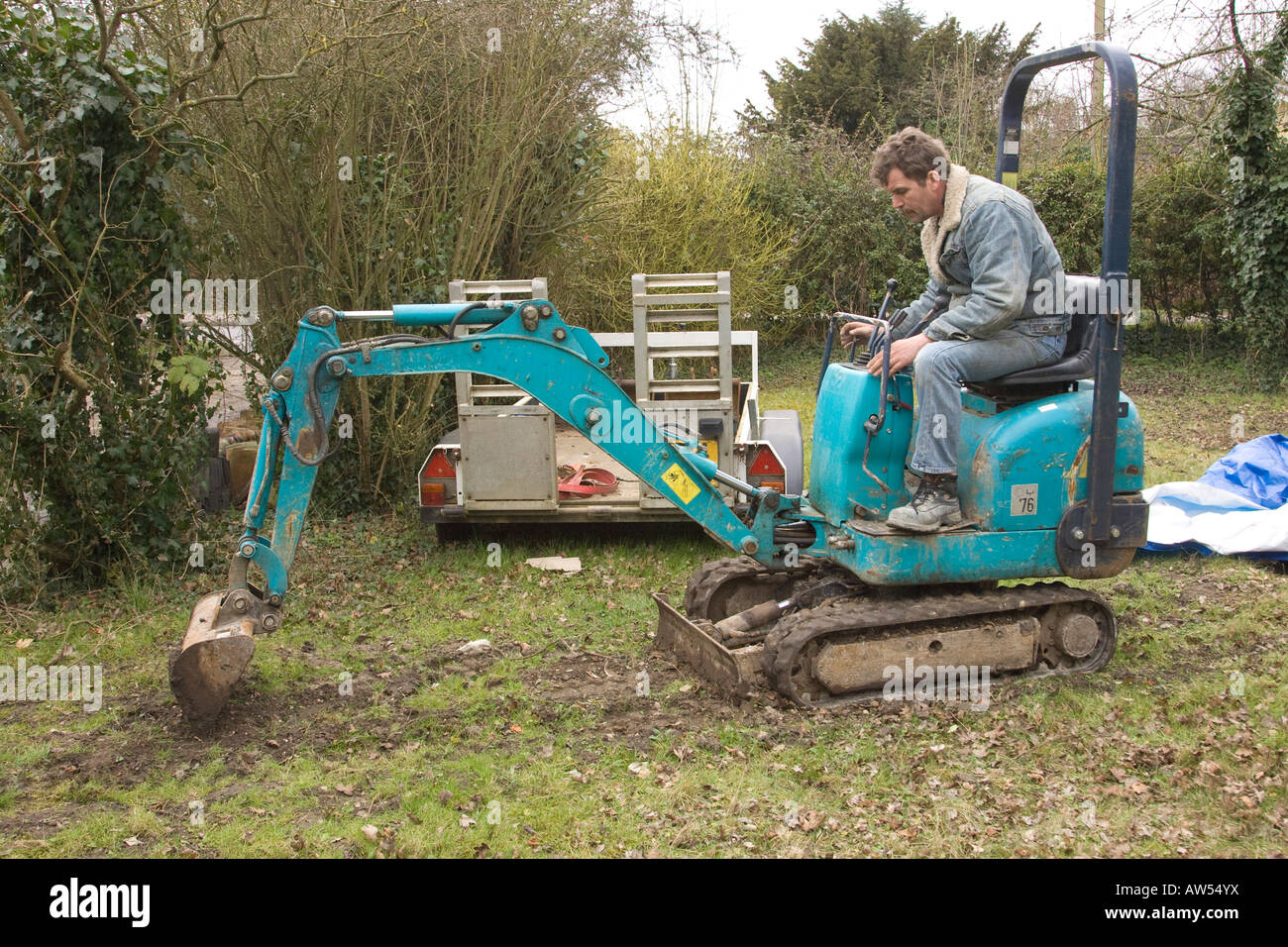 Minibagger fahren -Fotos und -Bildmaterial in hoher Auflösung – Alamy