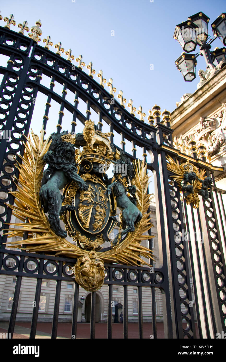 Wappen am Tore des Buckingham Palace, London, UK Stockfotografie - Alamy