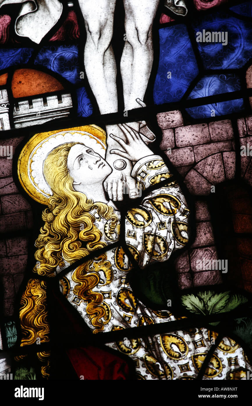 Buntglasfenster mit Darstellung der Maria Magdalena bei der Kreuzigung Christi; St. Michael's ...