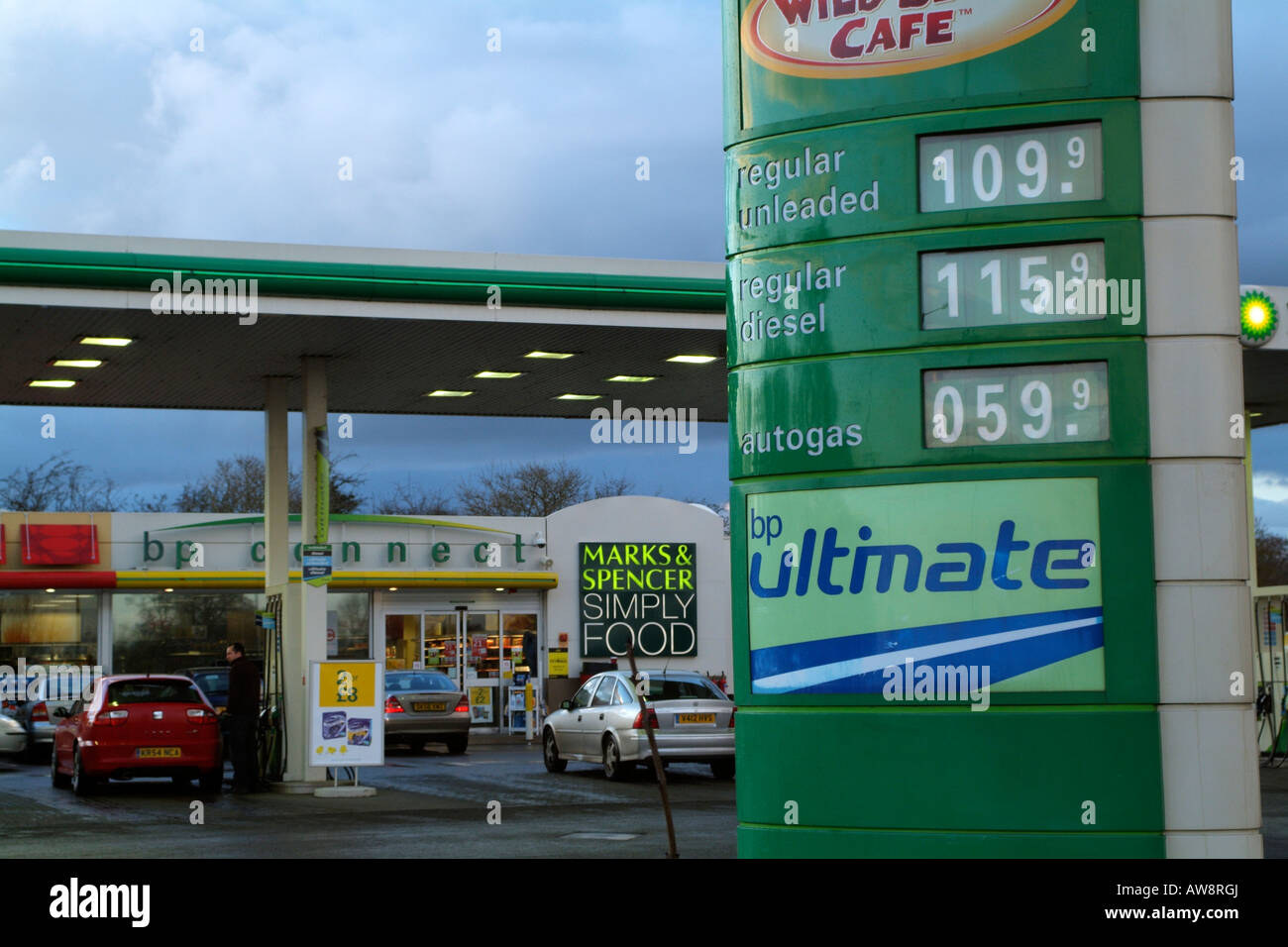 Brennstoff-Preise-Schild am BP Tankstelle Stockfotografie - Alamy