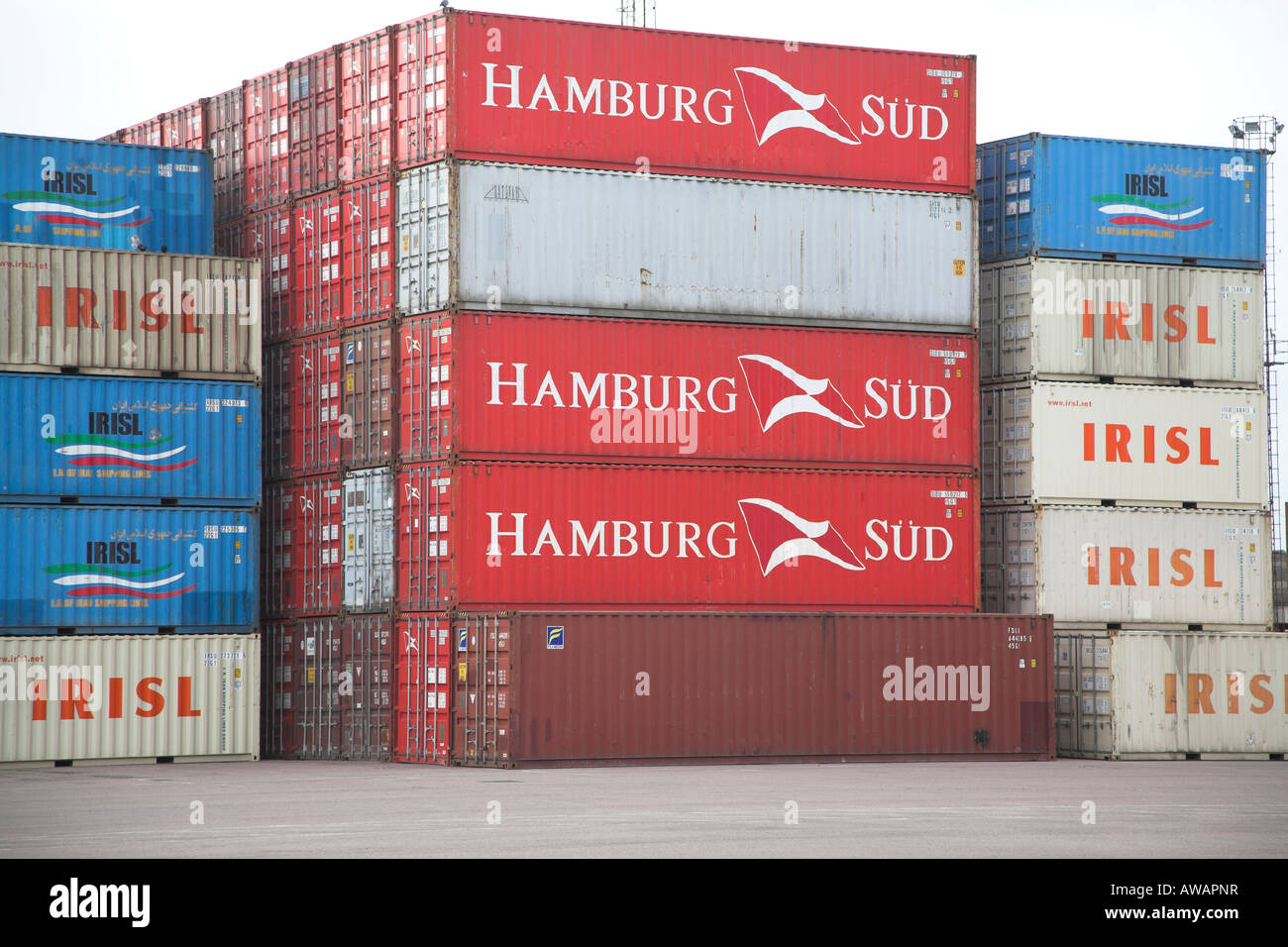 Stacked shipping containers -Fotos und -Bildmaterial in hoher Auflösung ...