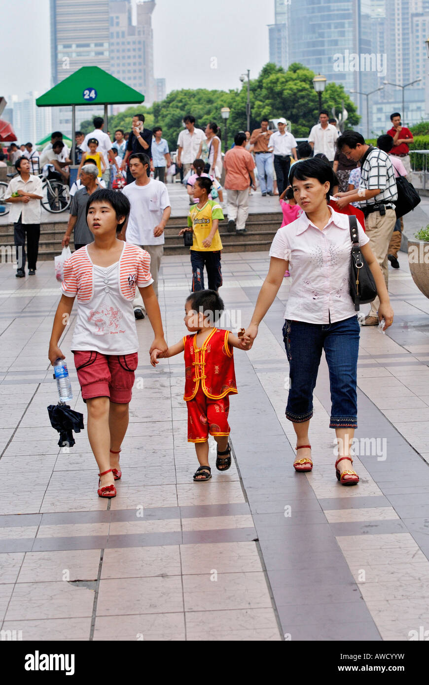 Menschen an den Bund, Shanghai, China, Asien Stockfotografie - Alamy