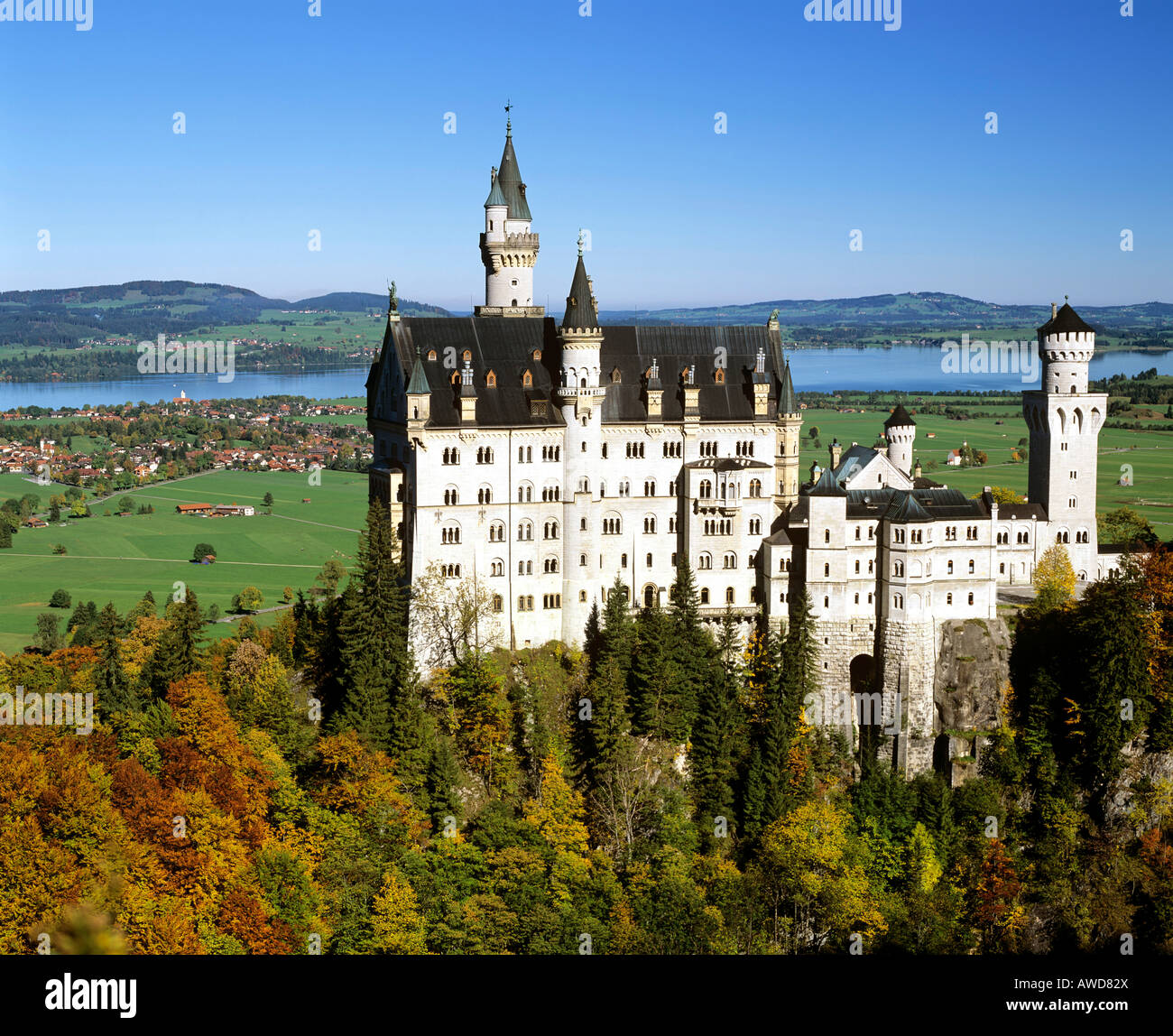 Das Schloss Neuschwanstein im Herbst, Blick von Osten, Blick vom ...