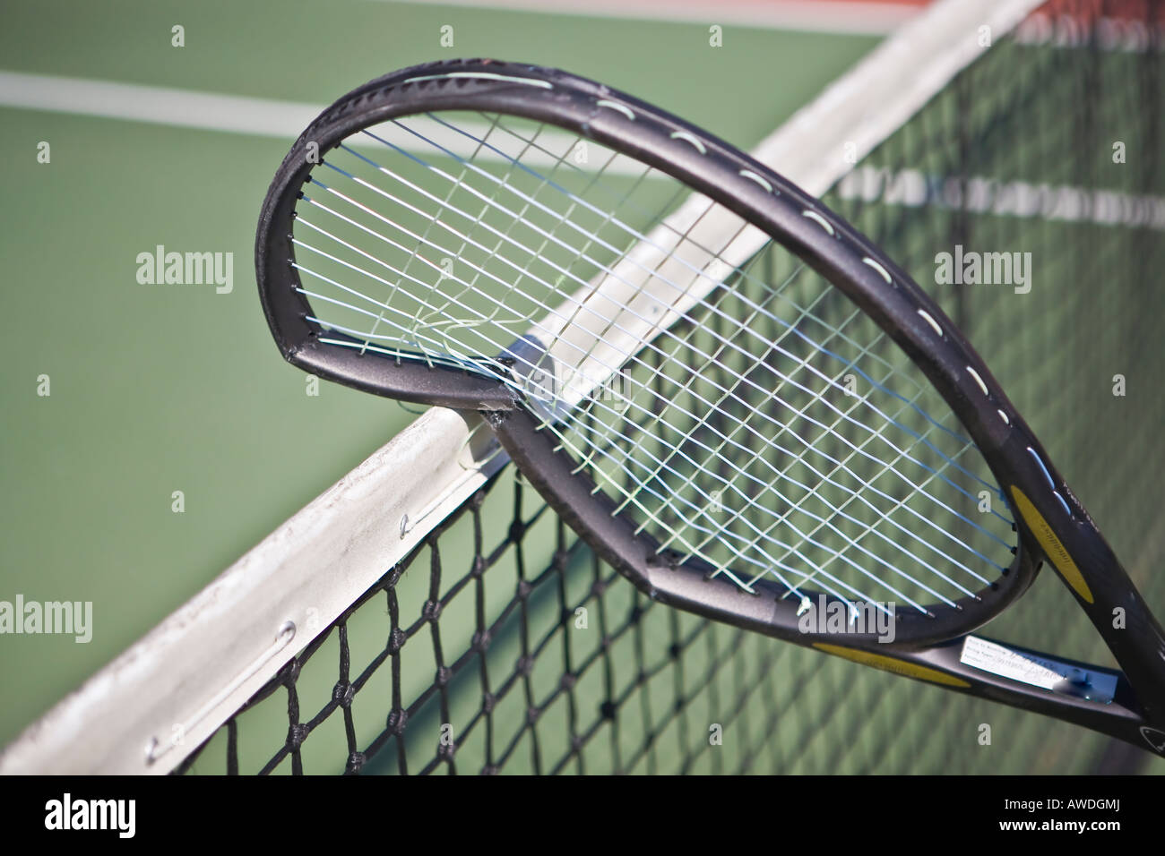 Broken tennis racket -Fotos und -Bildmaterial in hoher Auflösung – Alamy
