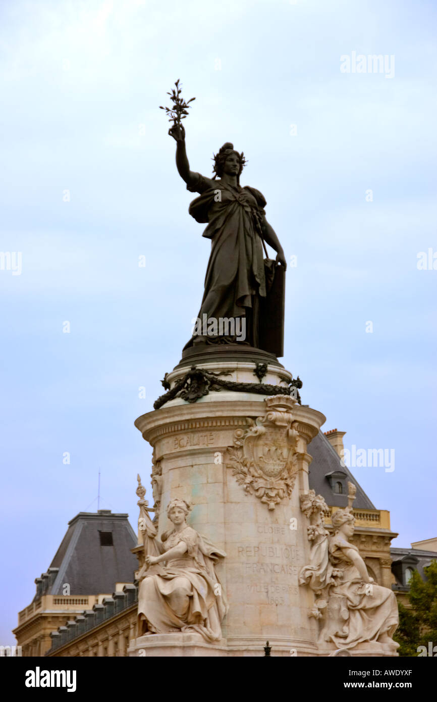 Statue de la republique ort republique paris -Fotos und -Bildmaterial ...