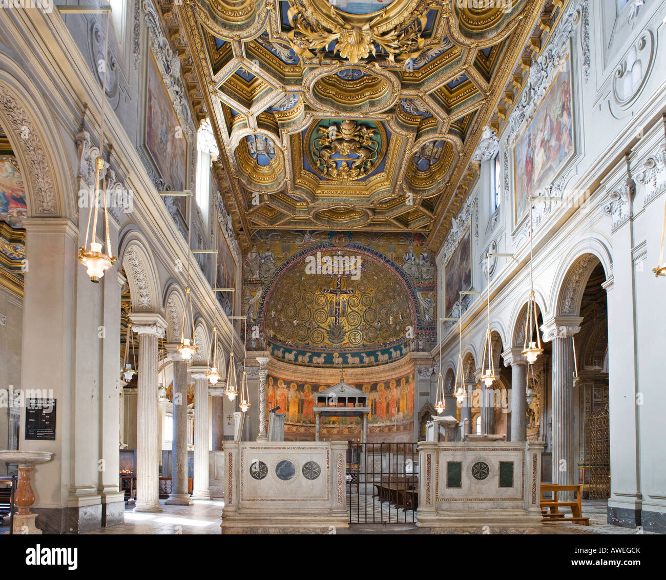 Kirchenschiff mit Kassettendecke und Ziborium in San Clemente, Rom ...