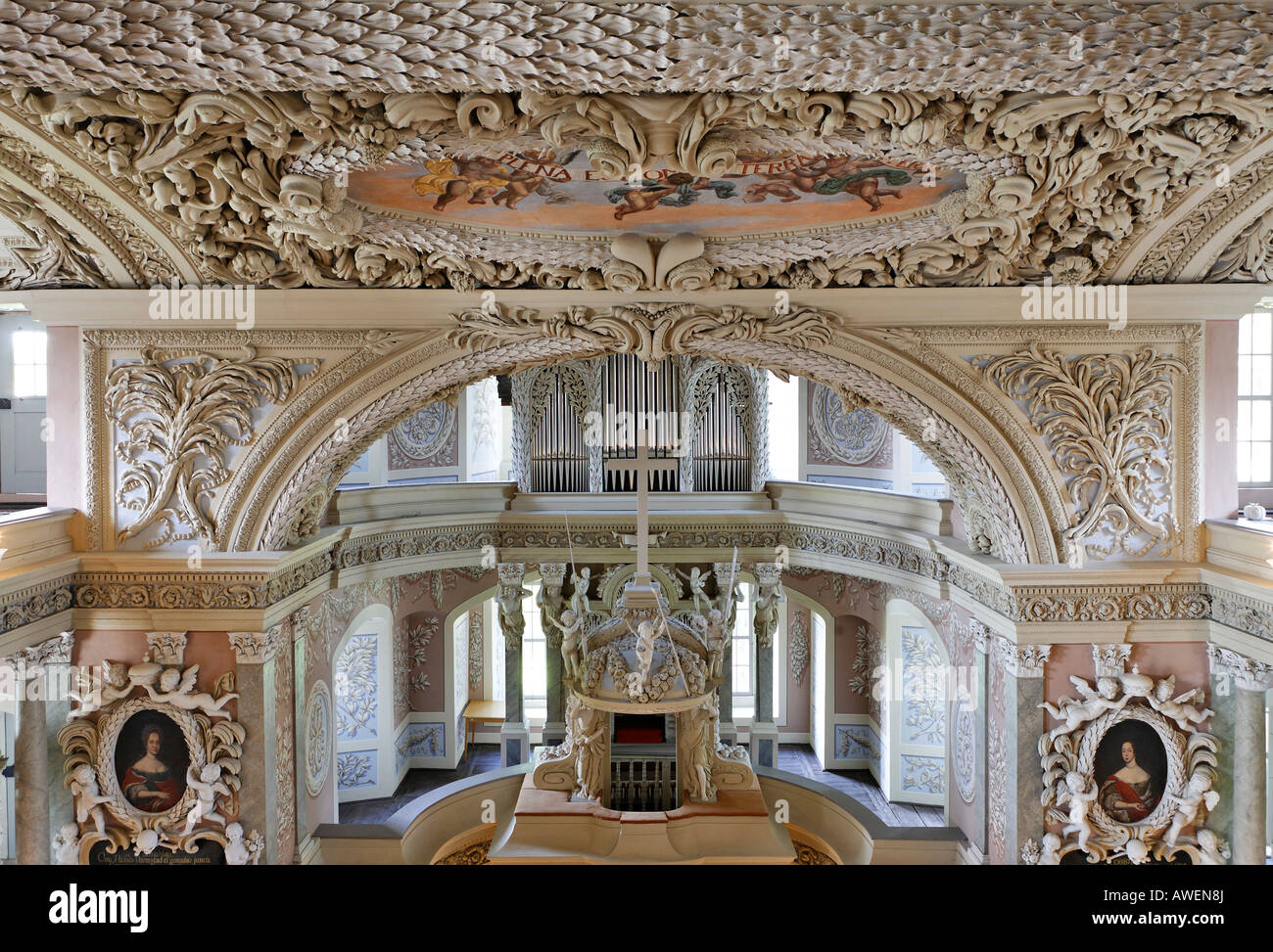 Innenansicht der barocken Schlosskirche in Eisenberg, Thüringen ...