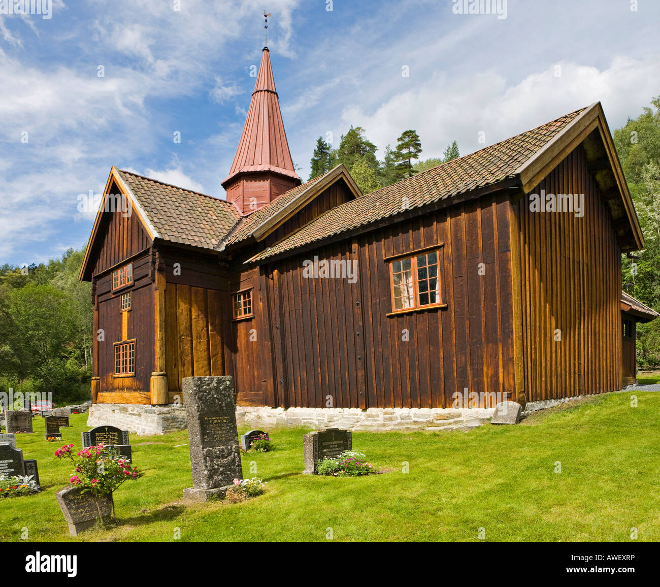 Stabkirche aus dem 13. Jahrhundert in Rollag, Numedal, Norwegen ...