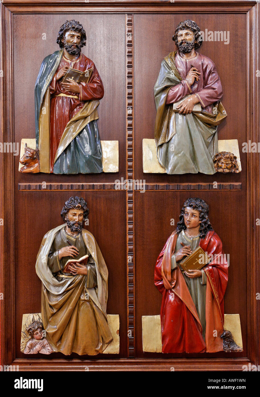 Vier Evangelisten schnitzten auf ein Rednerpult in der Kirche in ...