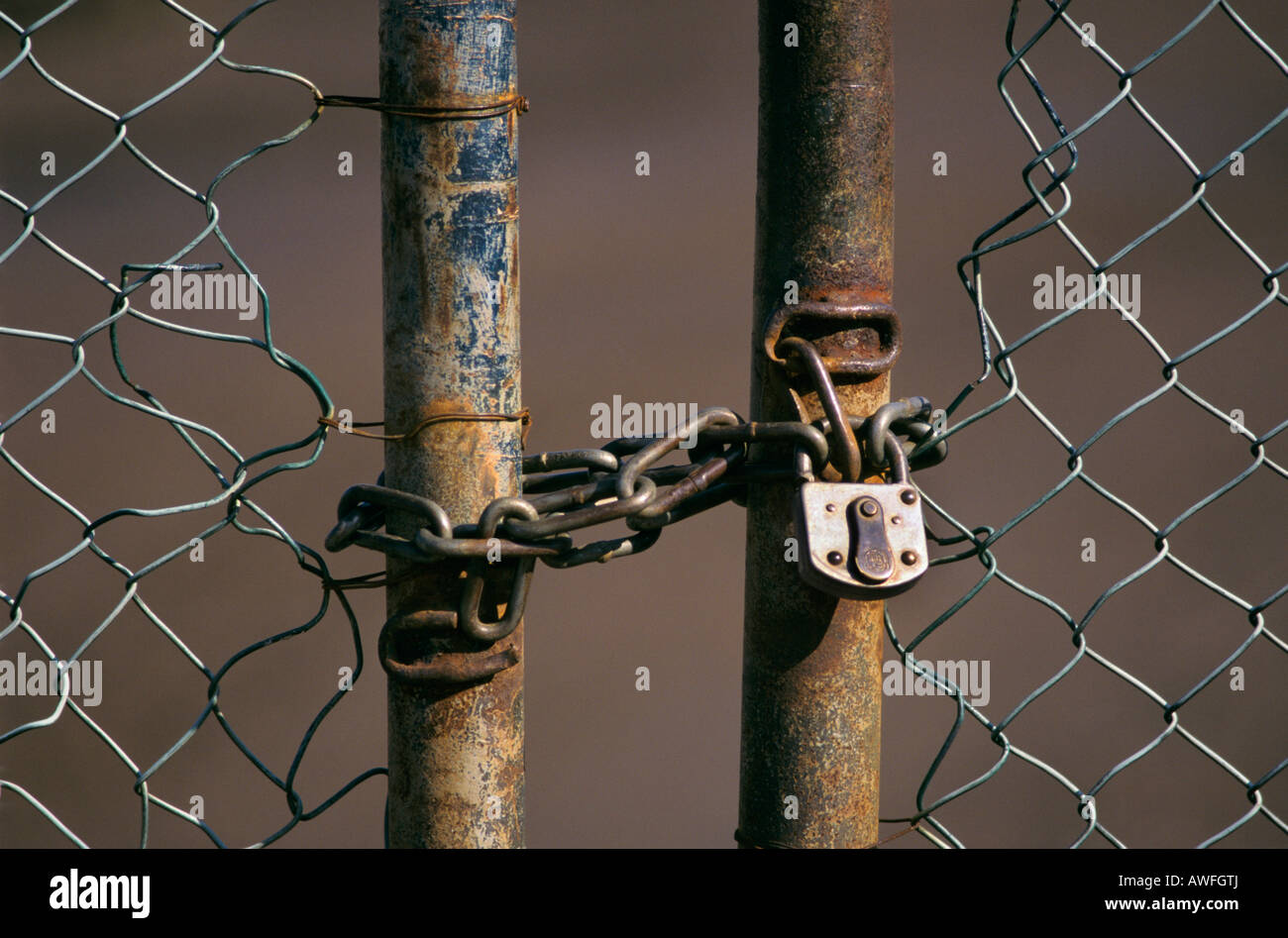 Maschendrahtzaun und Tor Stockfotos und -bilder Kaufen - Alamy