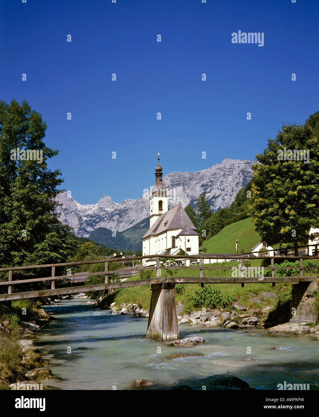 St. Sebastian Kirche und Ramsauer Ache Fluß, Ramsau, Berchtesgadener ...