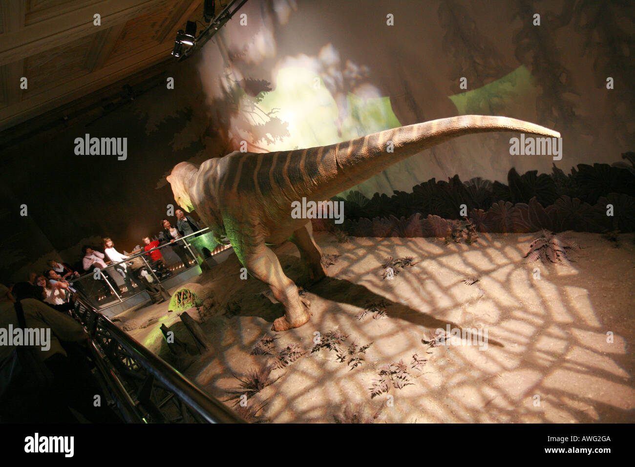 Touristen Besuchen Die Beliebte Tyrannosaurus Rex T Rex Dinosaurier