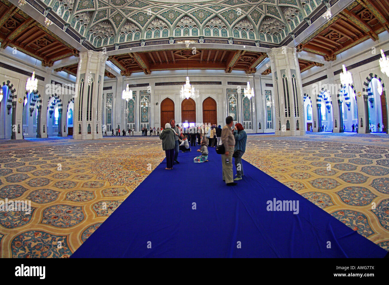 Weitwinkelaufnahme Besucher in den großen Saal mit Gebets-Teppich in ...