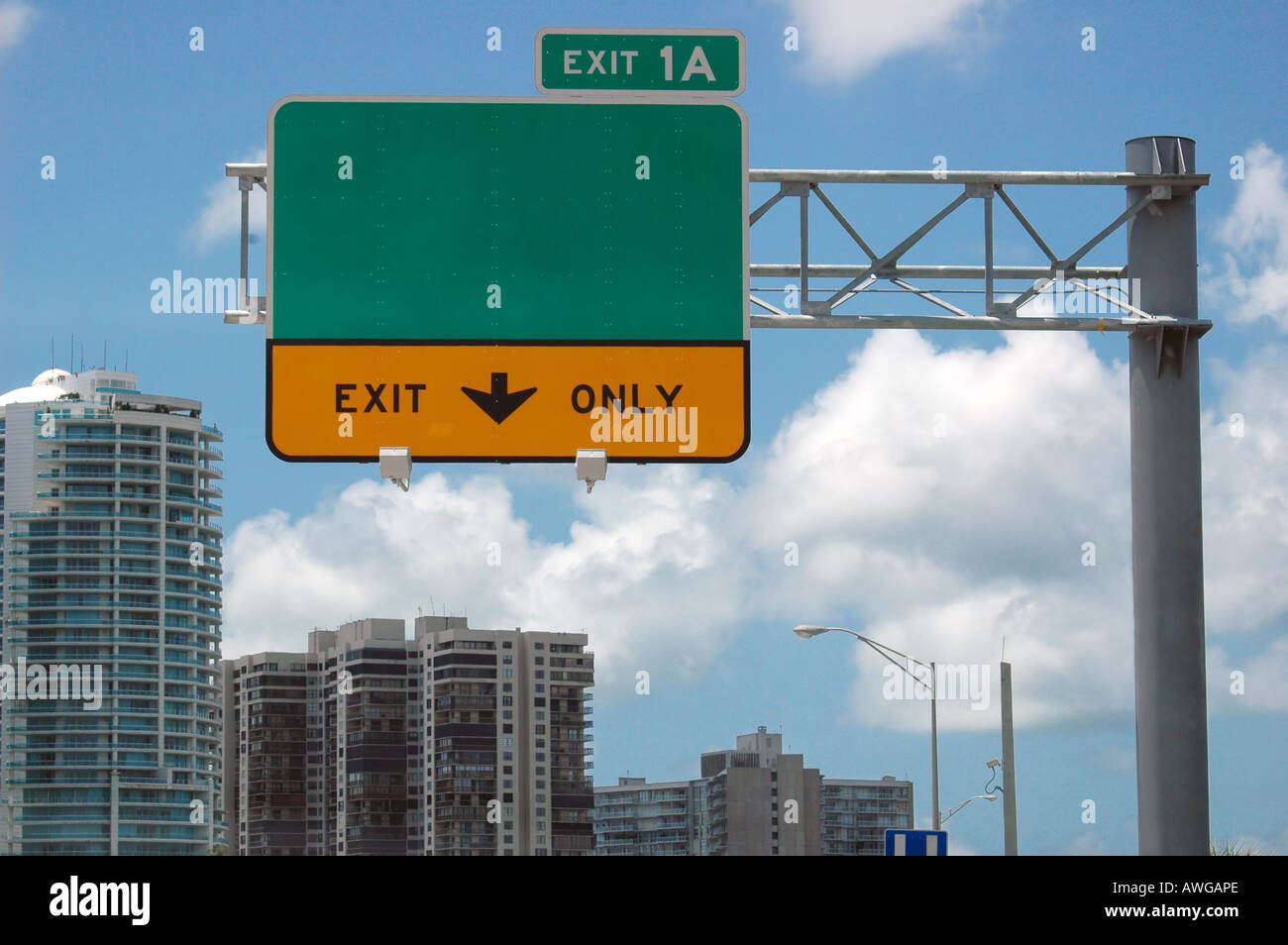 Schild Richtung Autobahn und Ausfahrt unterzeichnen Stockfotografie - Alamy