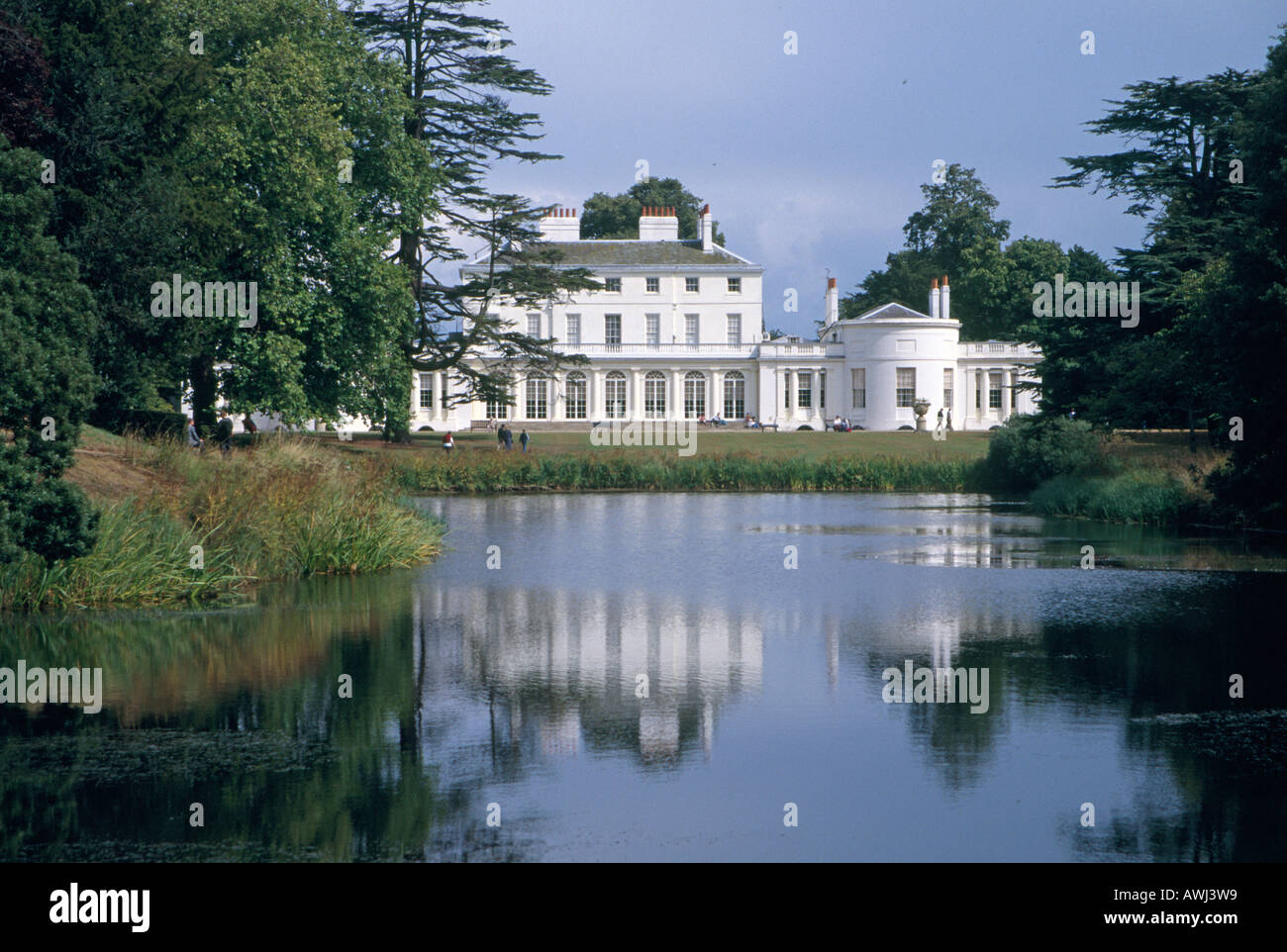 Frogmore House spiegelt sich im Wasser des Sees Berkshire England UK ...