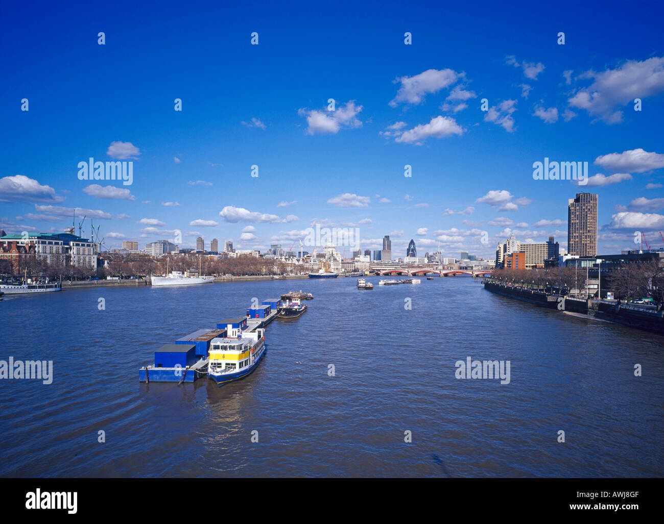 Panorama Ost entlang der Themse, Waterloo Bridge mit Gebäuden der City ...