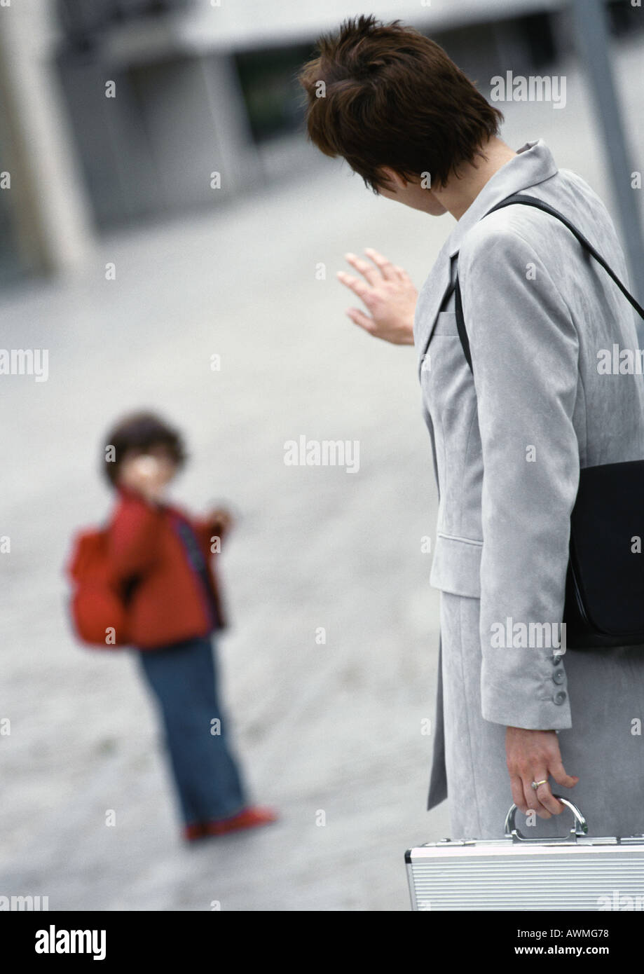 Zwei frauen winken zum abschied -Fotos und -Bildmaterial in hoher ...