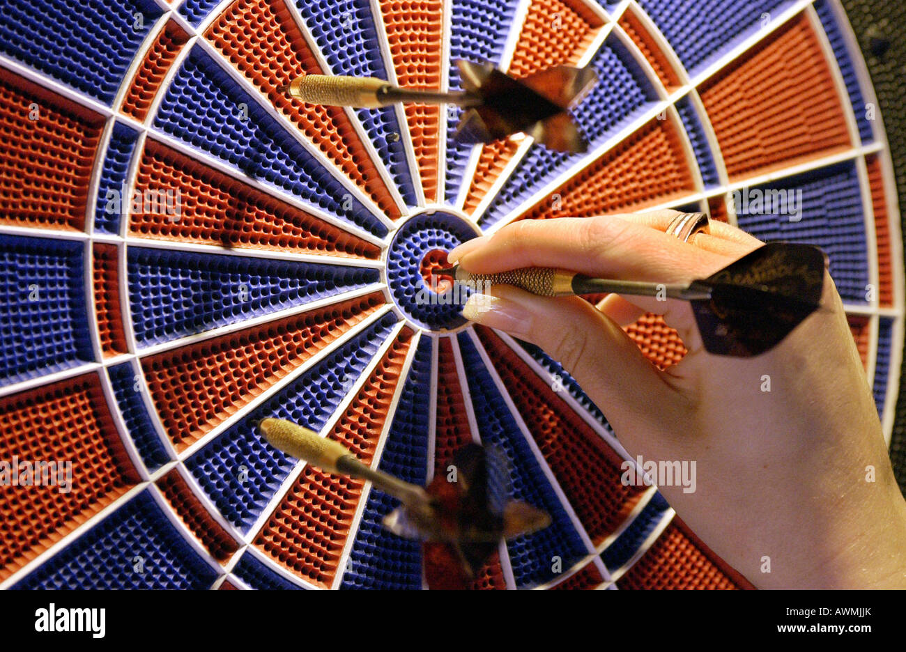 Dartscheibe bild kostenlos -Fotos und -Bildmaterial in hoher Auflösung ...