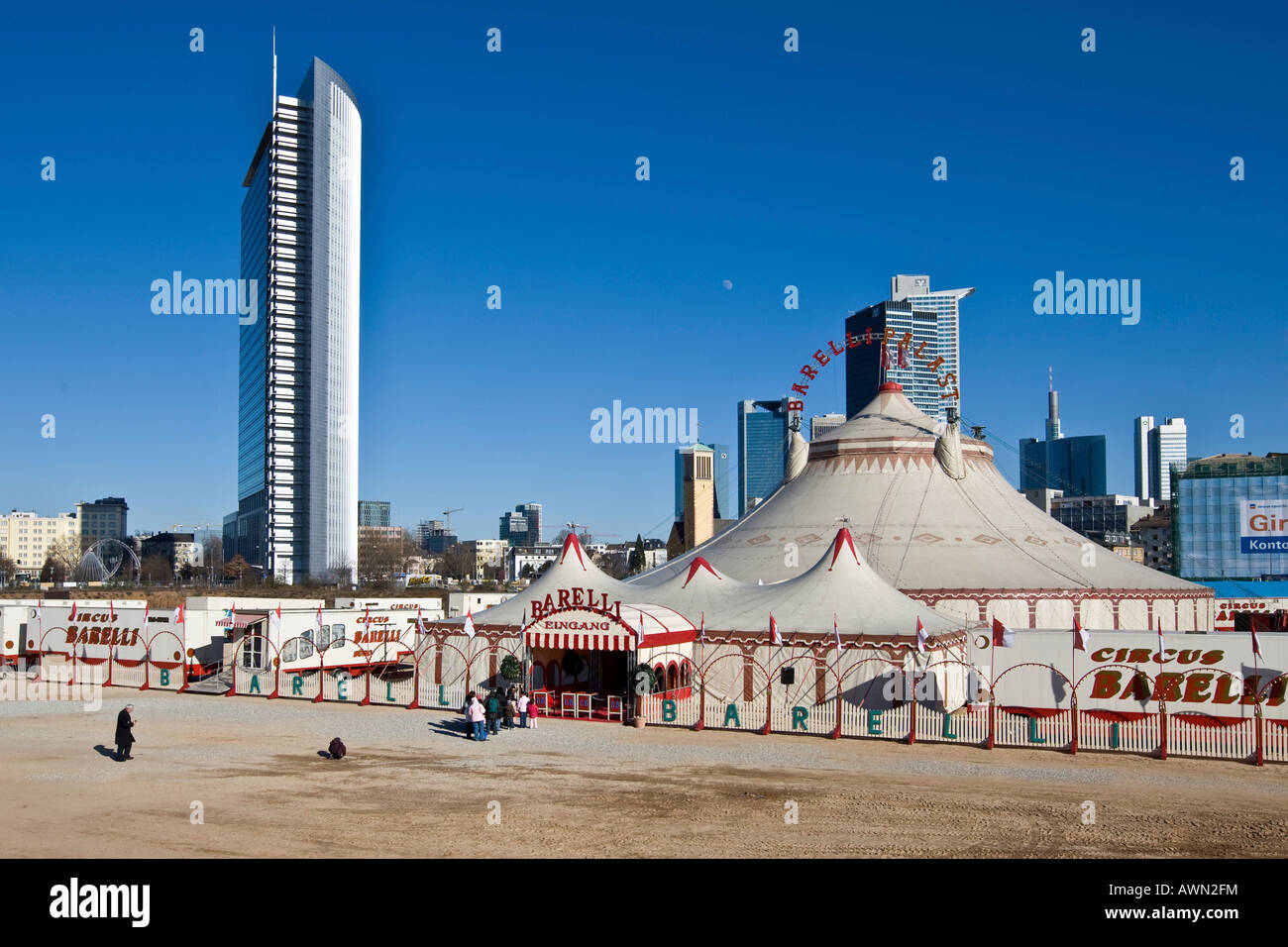 Barelli Circus Gelände und Pollux Hochhaus im Hintergrund, Frankfurt am ...