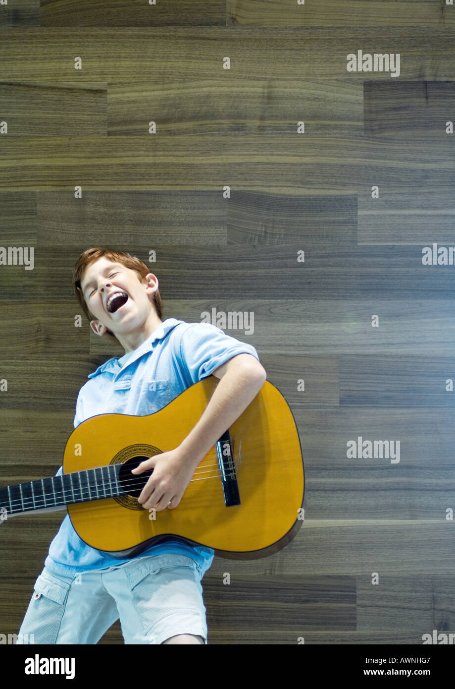 Mit emotionen singen -Fotos und -Bildmaterial in hoher Auflösung – Alamy