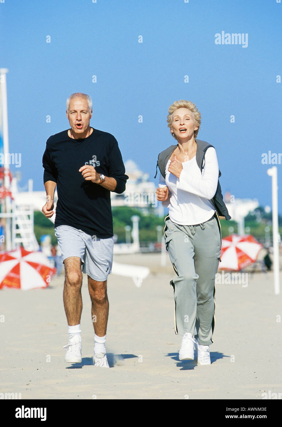 Frau joggt im jogginganzug am strand -Fotos und -Bildmaterial in hoher ...