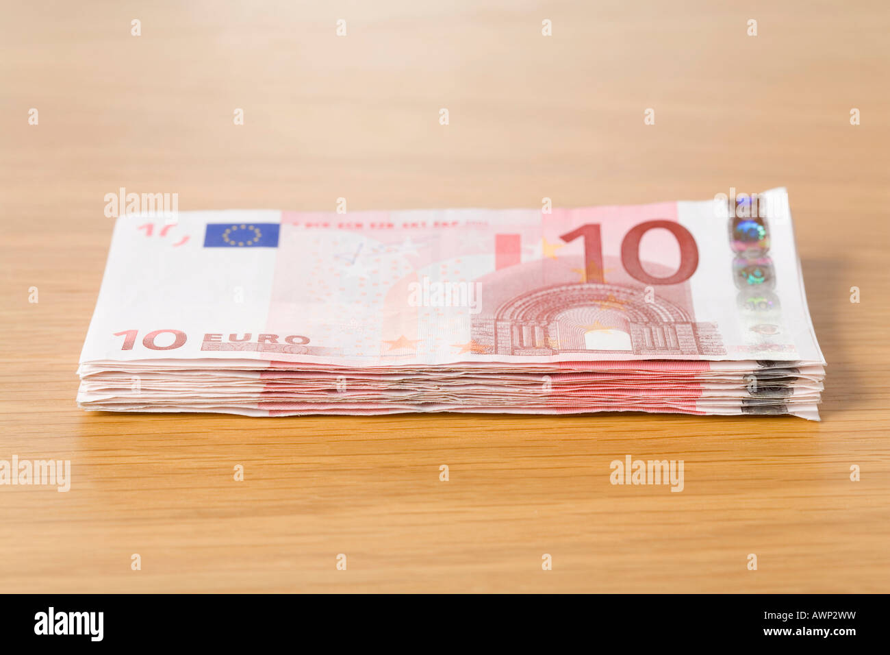 Stapel von 10 Euro-Scheine auf den Tisch Stockfotografie - Alamy
