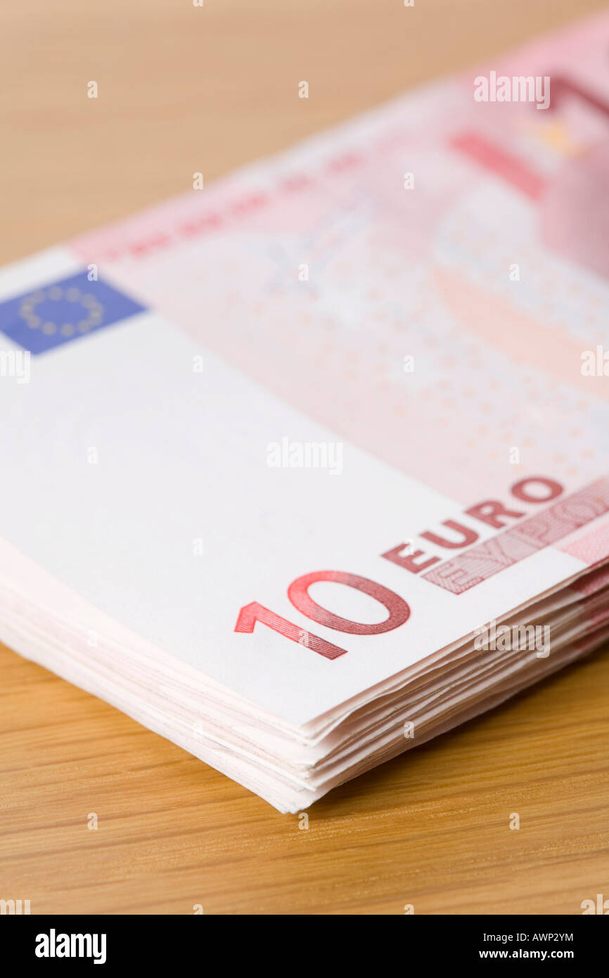 Stapel von 10-Euro-Scheine auf den Tisch Stockfotografie - Alamy