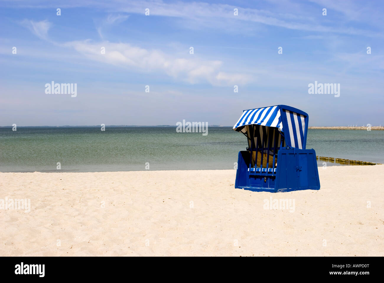 Einsamer Strandkorb am Strand Glowe, Insel Rügen, Mecklenburg-Western ...