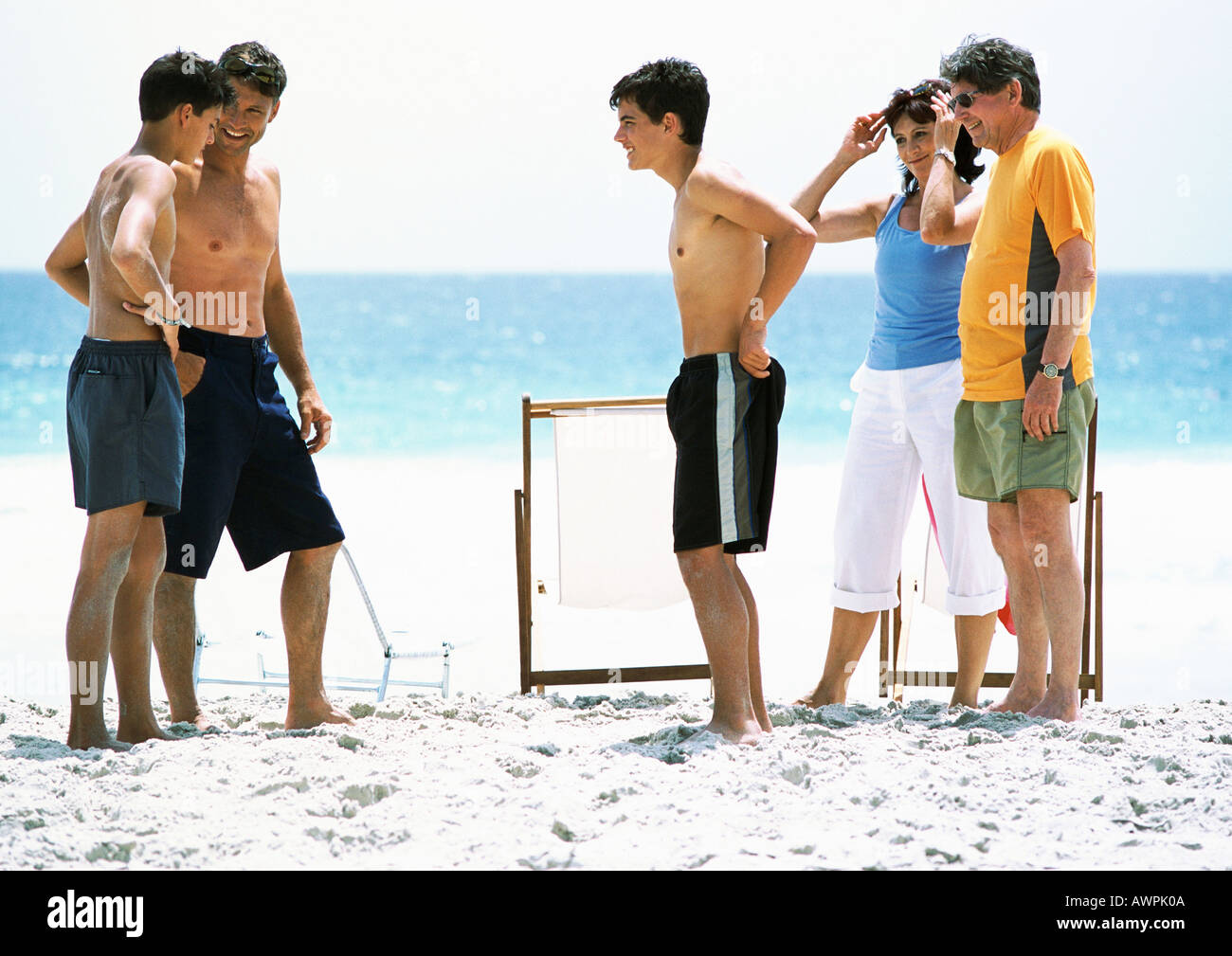 Menschen stehen am Strand, im Gespräch Stockfotografie - Alamy