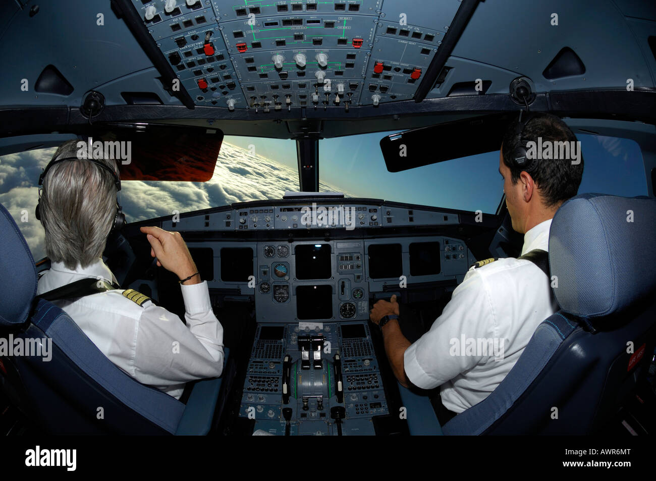 Piloten im Cockpit eines Airbus 321, Kurve Manöver Stockfotografie - Alamy