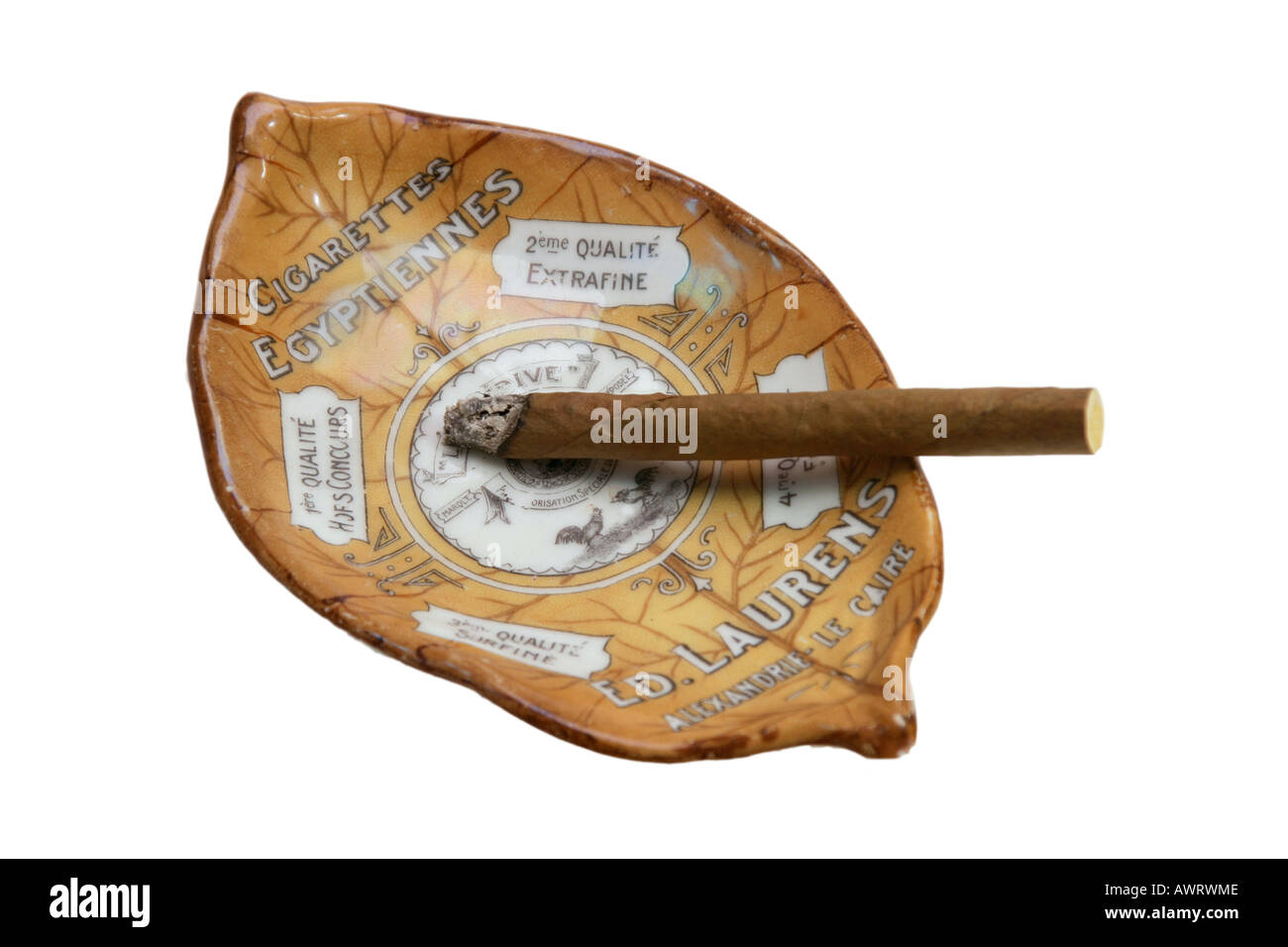 Zigarillo rauchen -Fotos und -Bildmaterial in hoher Auflösung – Alamy