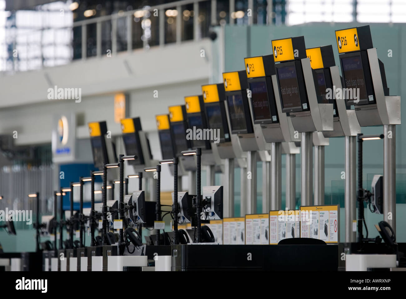 Check in desks desk -Fotos und -Bildmaterial in hoher Auflösung – Alamy