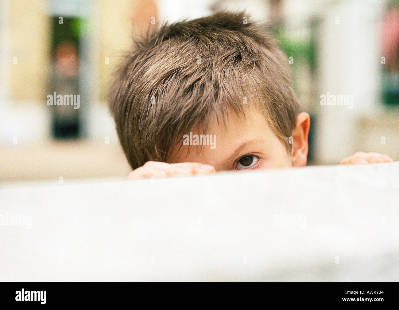 Kindergesicht versteckt -Fotos und -Bildmaterial in hoher Auflösung – Alamy