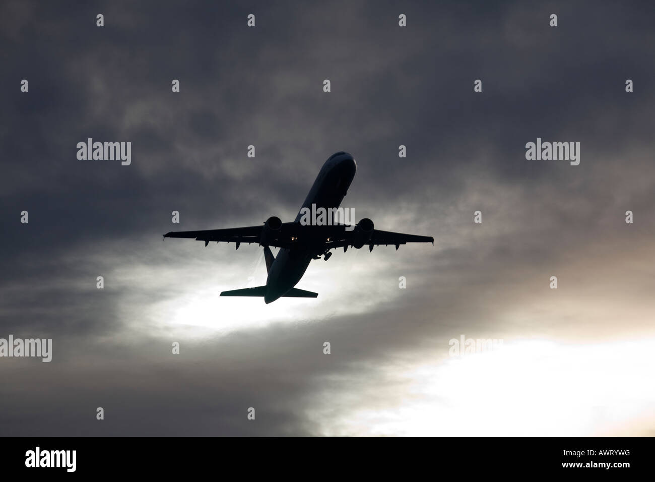 Ein flugzeug startet am flughafen heathrow -Fotos und -Bildmaterial in ...