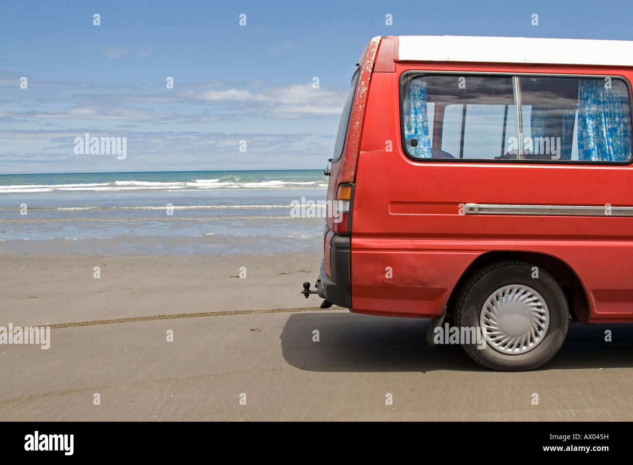 Wohnmobil am strand geparkt -Fotos und -Bildmaterial in hoher Auflösung ...
