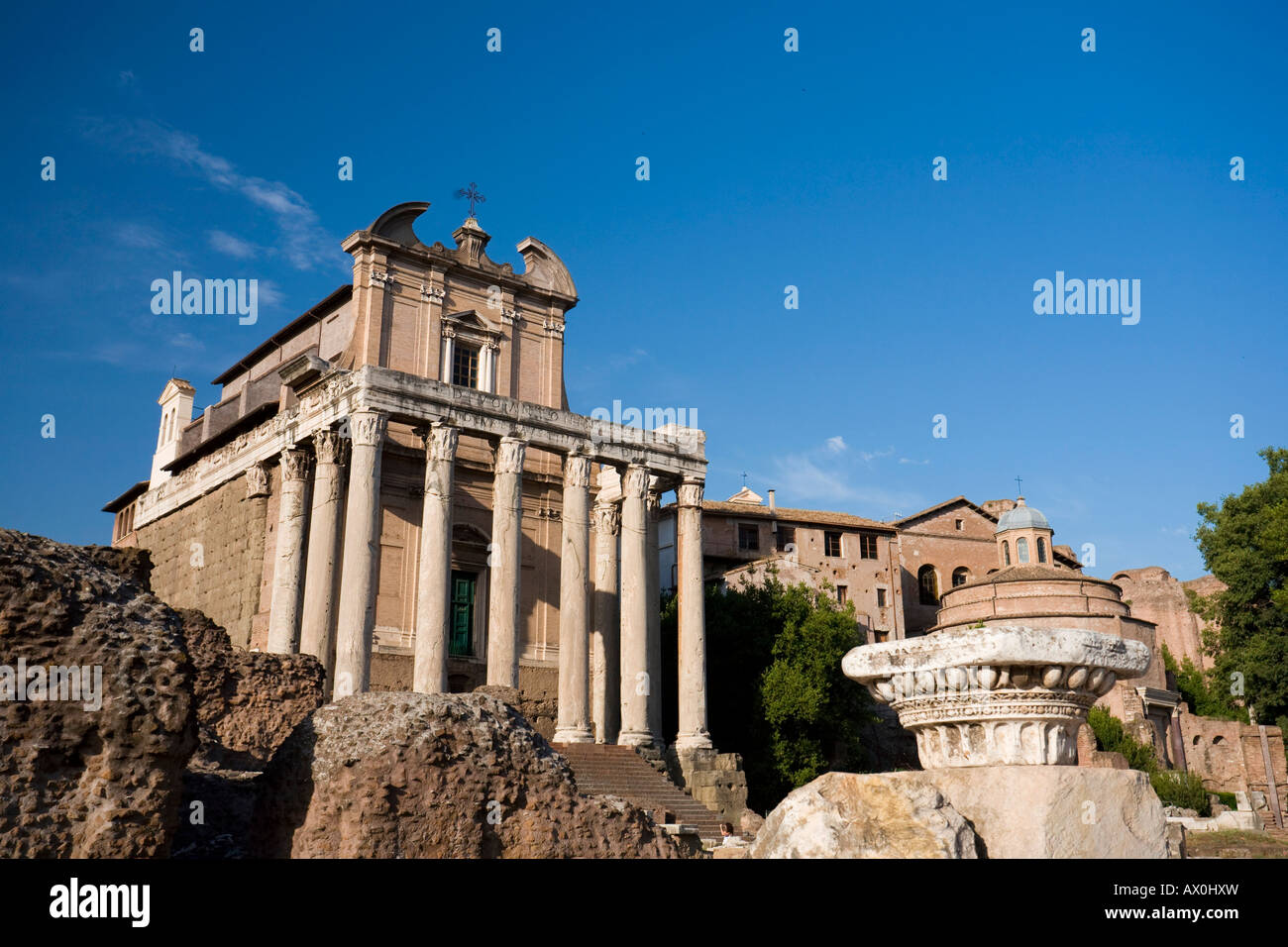 Tempel der faustina und antonius -Fotos und -Bildmaterial in hoher Auflösung – Alamy