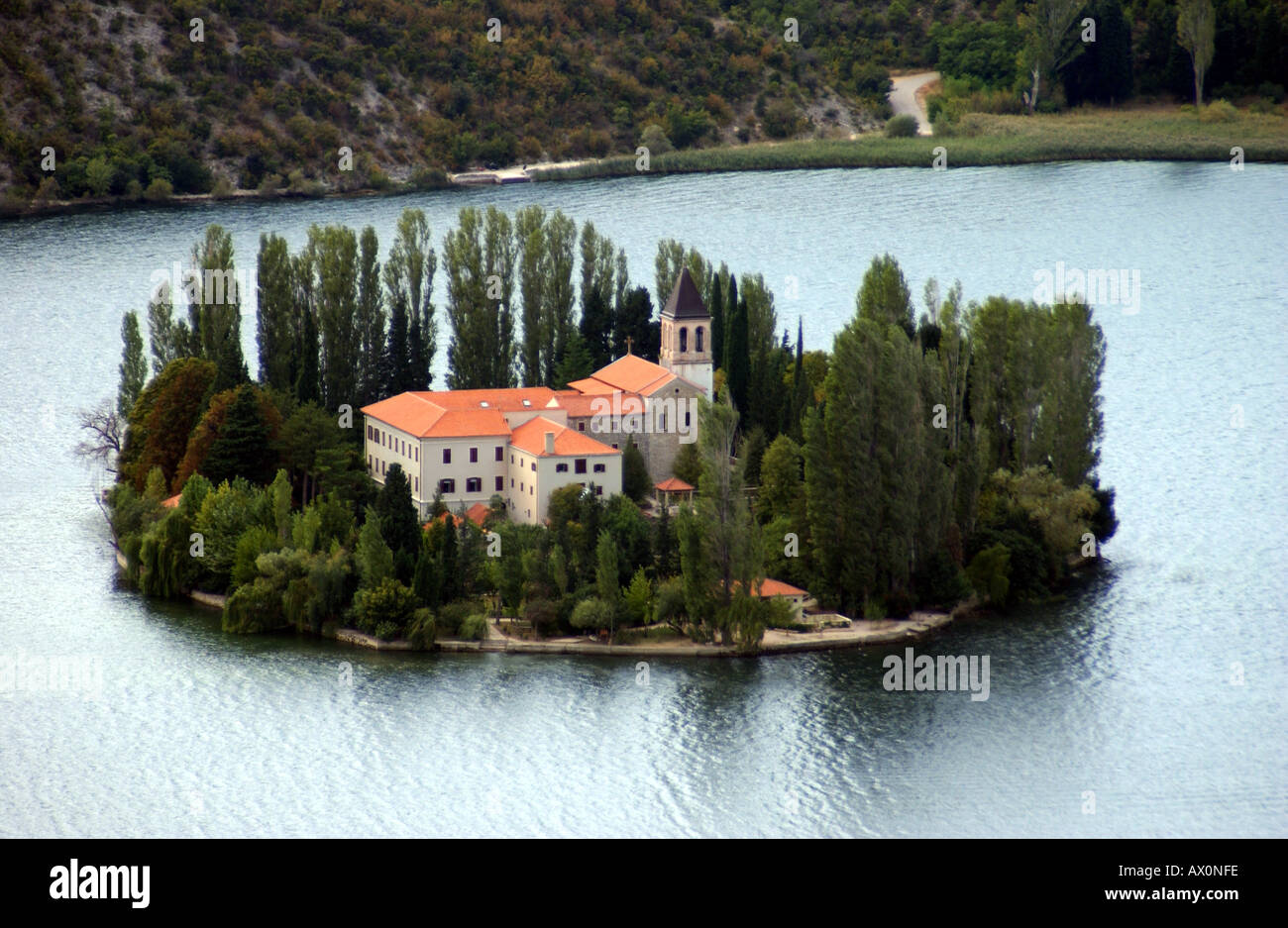 Franziskaner-Kloster auf einer Insel im See Visovac, Kroatien ...