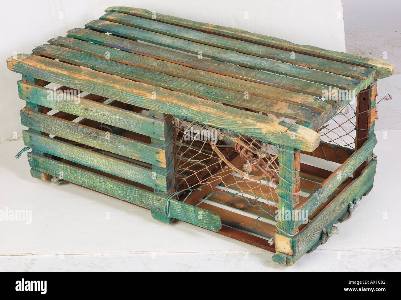 Fallenkasten aus holz -Fotos und -Bildmaterial in hoher Auflösung – Alamy