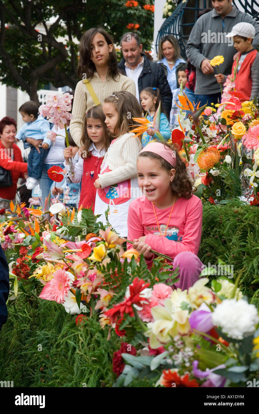 April Blumenfest, Praca Municipio, Kinder, indem Blumen in die "Mauer ...