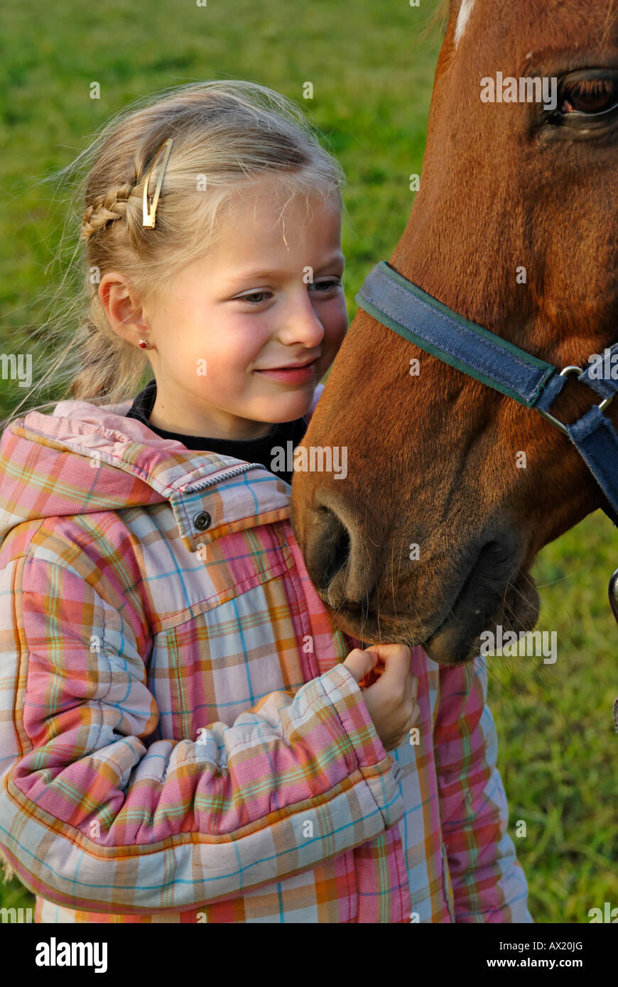 Kleines Mädchen mit ihrem Pferd Stockfotografie - Alamy