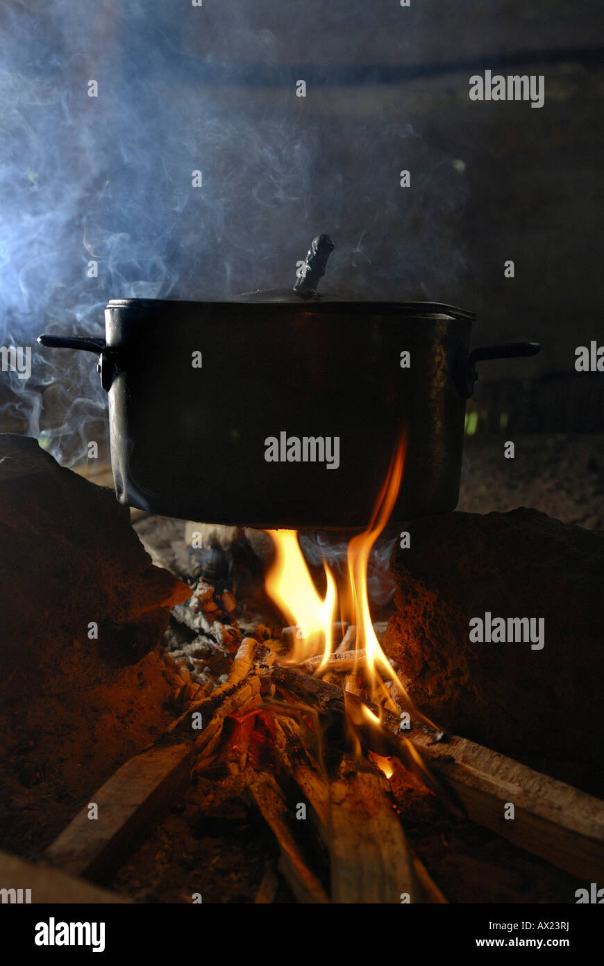Topf auf dem feuer -Fotos und -Bildmaterial in hoher Auflösung – Alamy