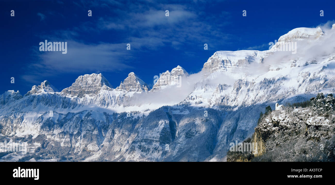 Tiefverschneite Burg und Churfirsten Berge Flums Schweiz ...