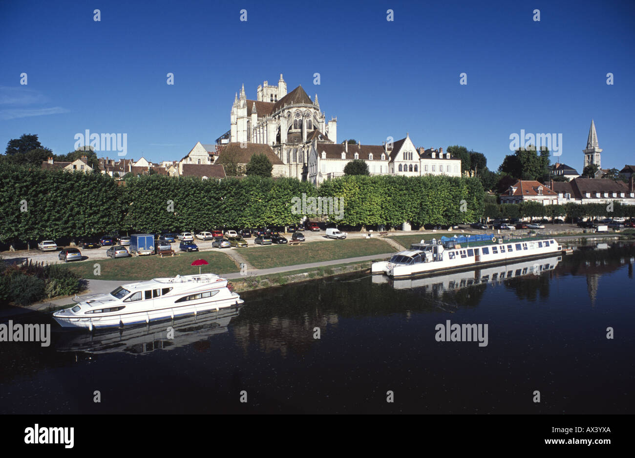 France burgundy auxerre cathedral st -Fotos und -Bildmaterial in hoher ...