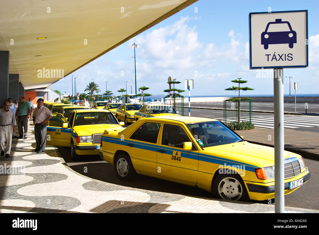 Yellow Taxi Funchal Madeira Portugal Stockfotos & Yellow Taxi Funchal ...