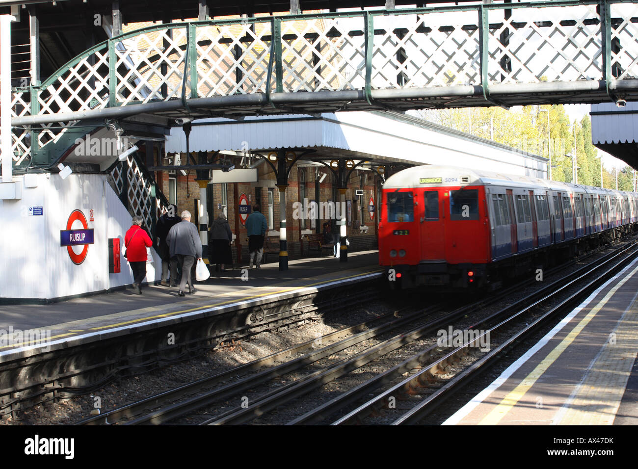 Metropolitan Line Zug von einer station Stockfotografie - Alamy