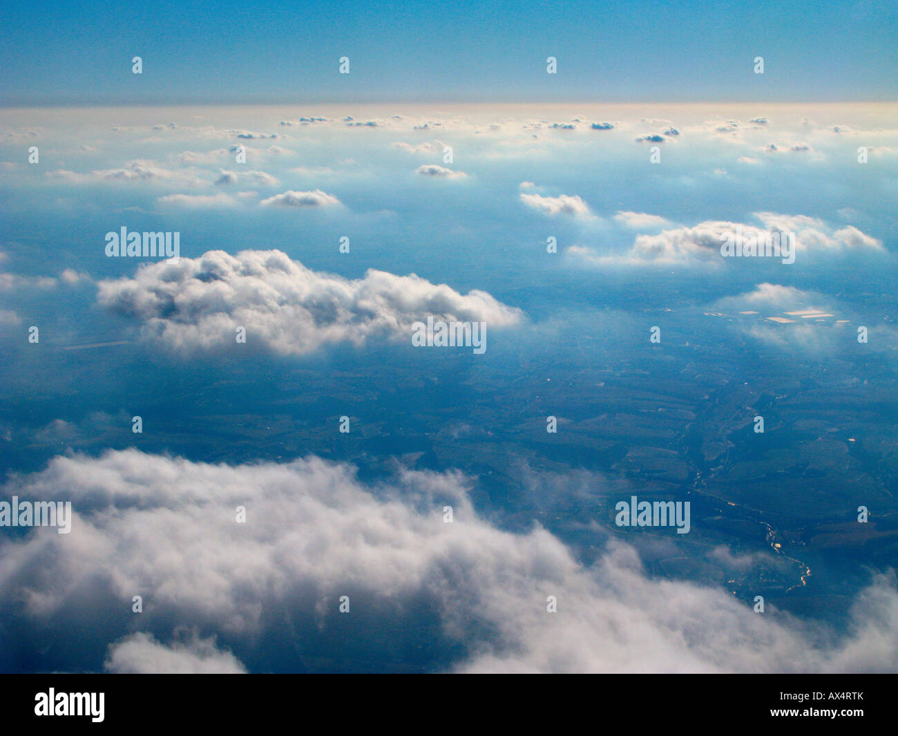 Hoch aufragende wolken -Fotos und -Bildmaterial in hoher Auflösung – Alamy