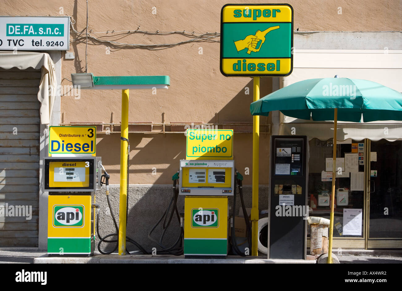 Gas-Tankstelle mit Pumpen in Visso Umbrien Italien Stockfotografie - Alamy